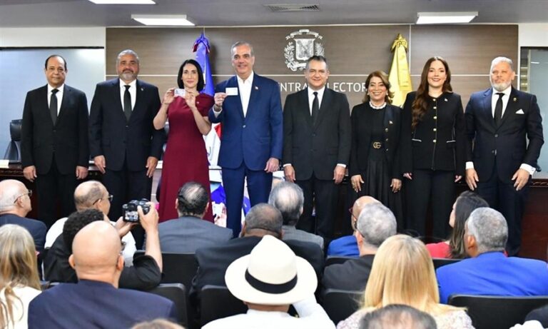 JCE entrega primera cédula de identidad y electoral en el nuevo formato ...